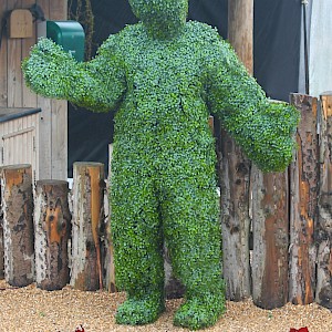 Topiary bush men human statues India | Heartburn Entertainment