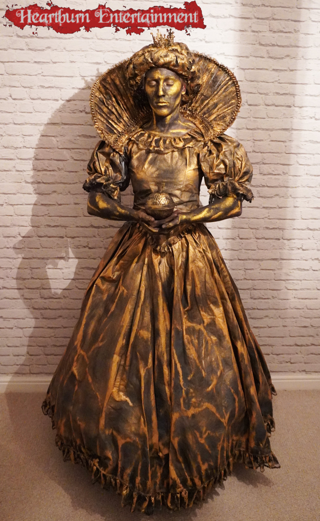 Queen Elizabeth human statue | Heartburn Entertainment